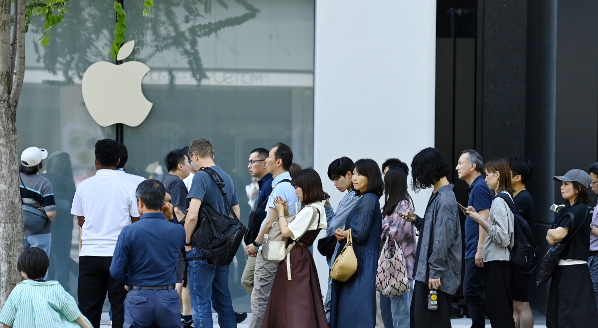 Apple opens up to alternative app stores in Japan, but warns of privacy ...