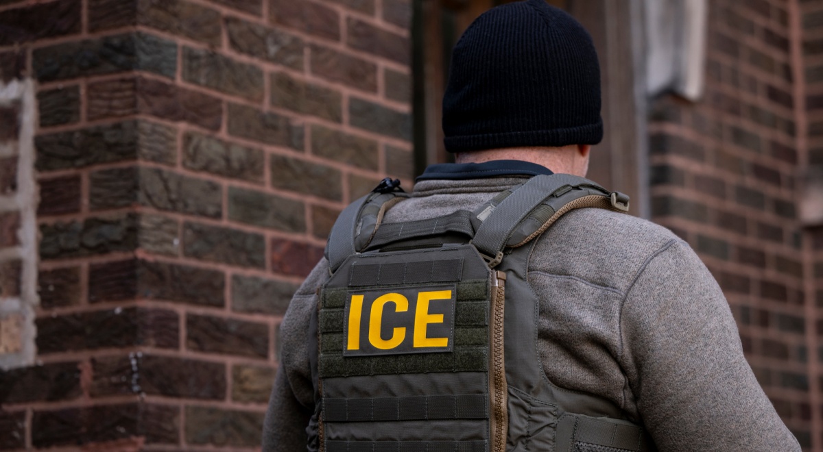 ICE bodycam shows facial recognition in violent arrest | Cybernews